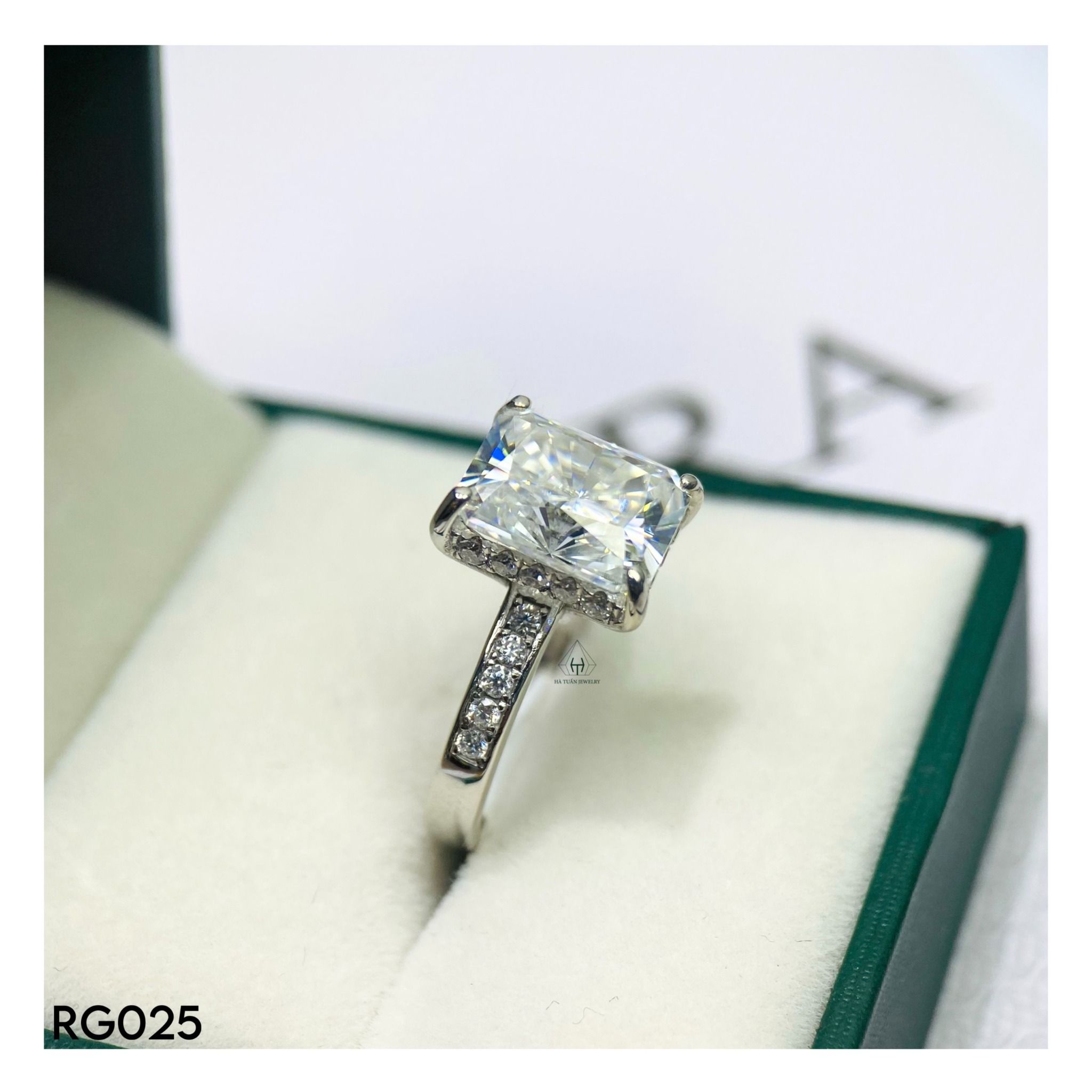 Nhẫn nữ vàng RG025 V18K RADIANT 4.0ct 10*8mm
