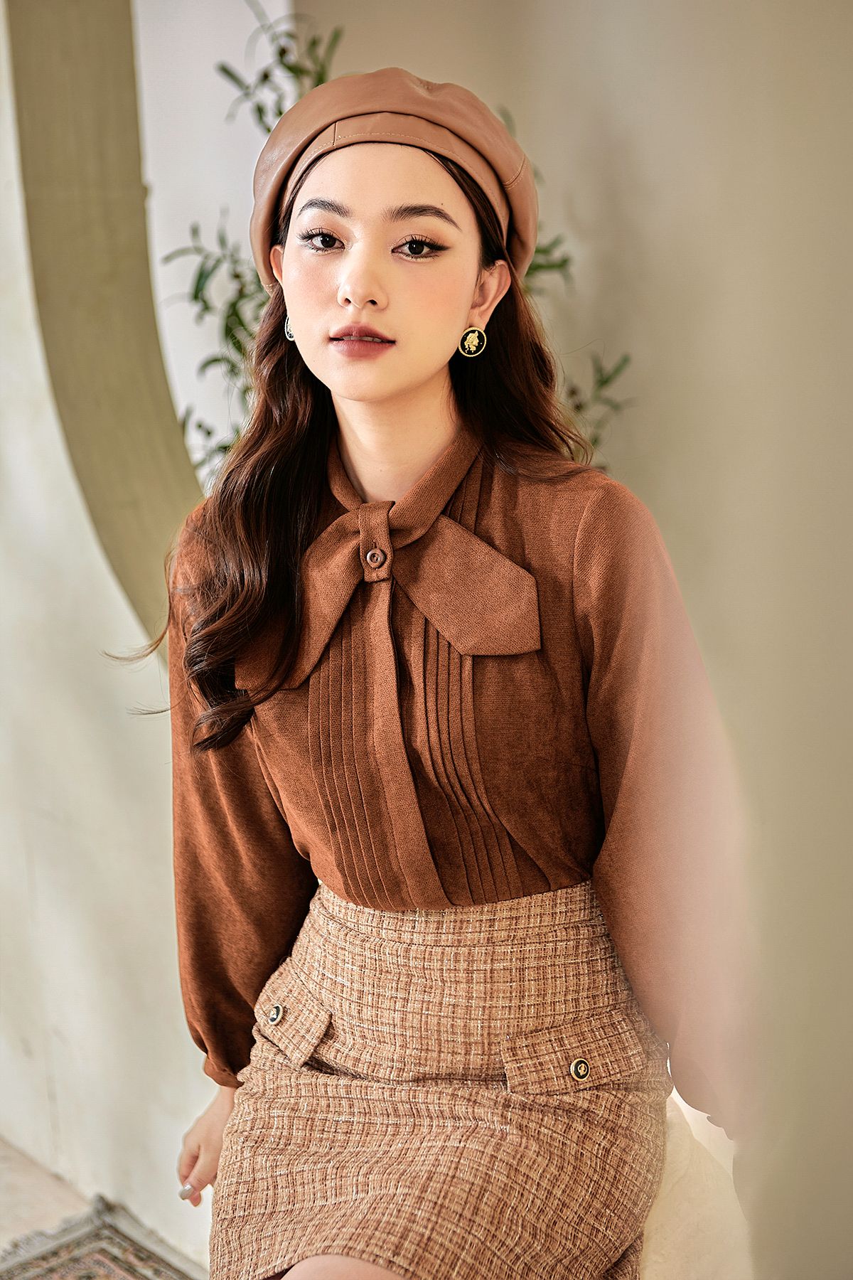Áo cổ nơ li dọc nâu – her-studios