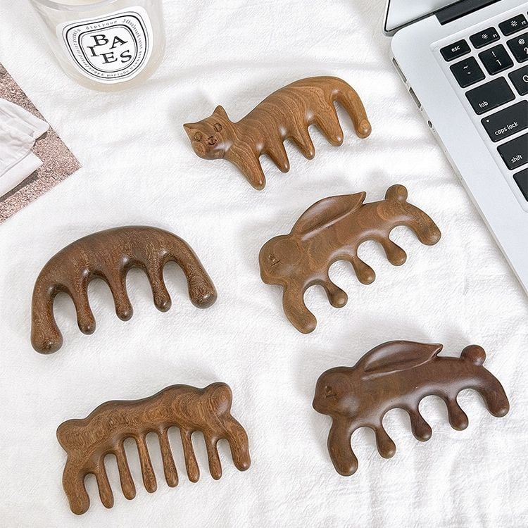 Lược Matxa Gỗ Đàn Hương – A Little Leaf