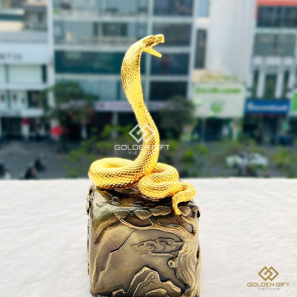 Tượng Rắn vàng Uy phong – Golden Gift Việt Nam