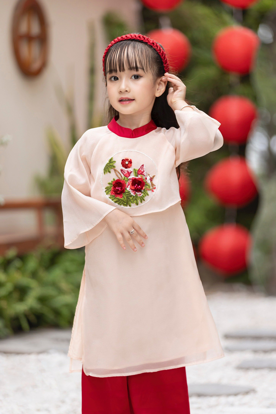 Áo dài bé gái kết hoa Rika House