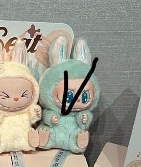 Labubu v2 ngồi cười – MK MENSWEAR