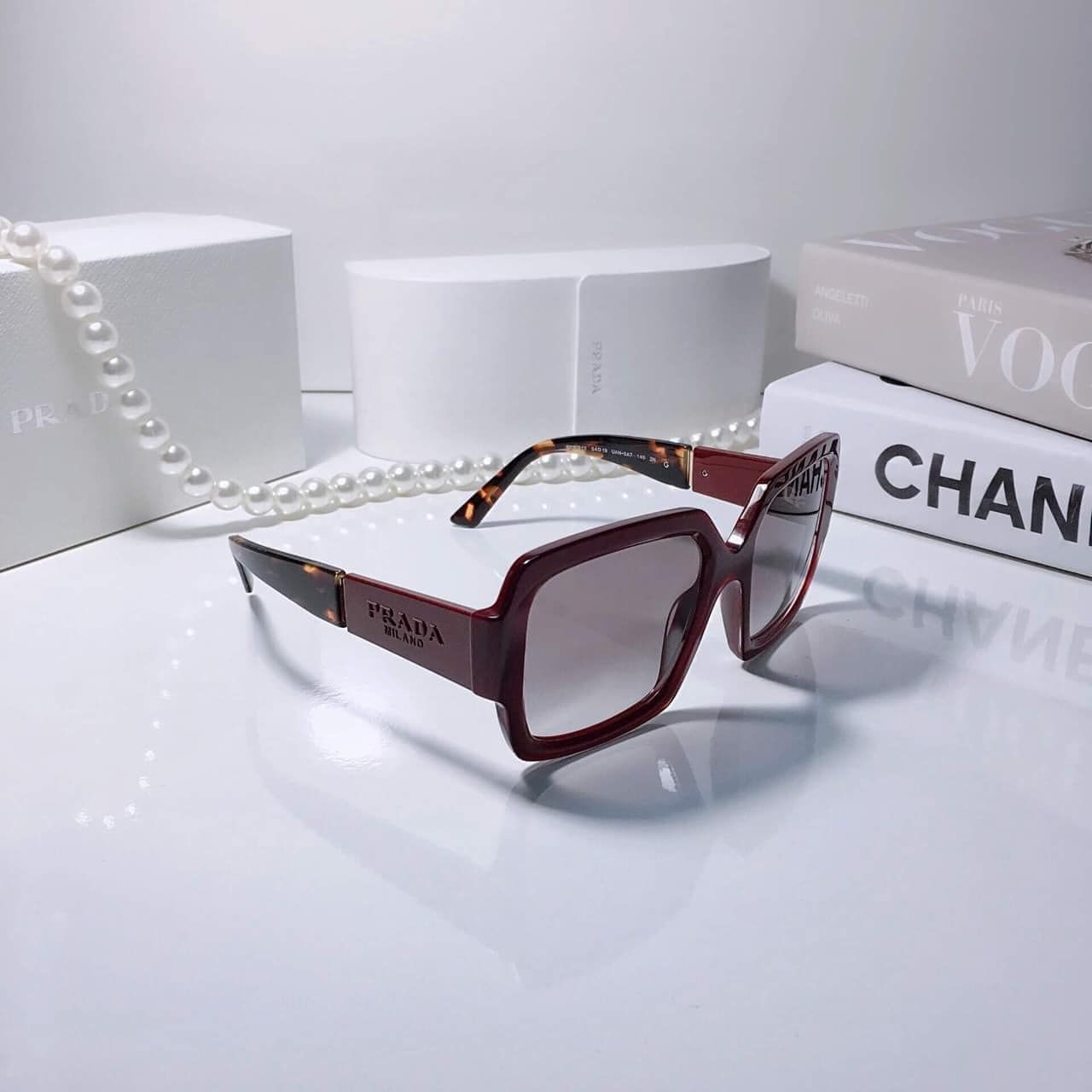 Kính râm thời trang Prada