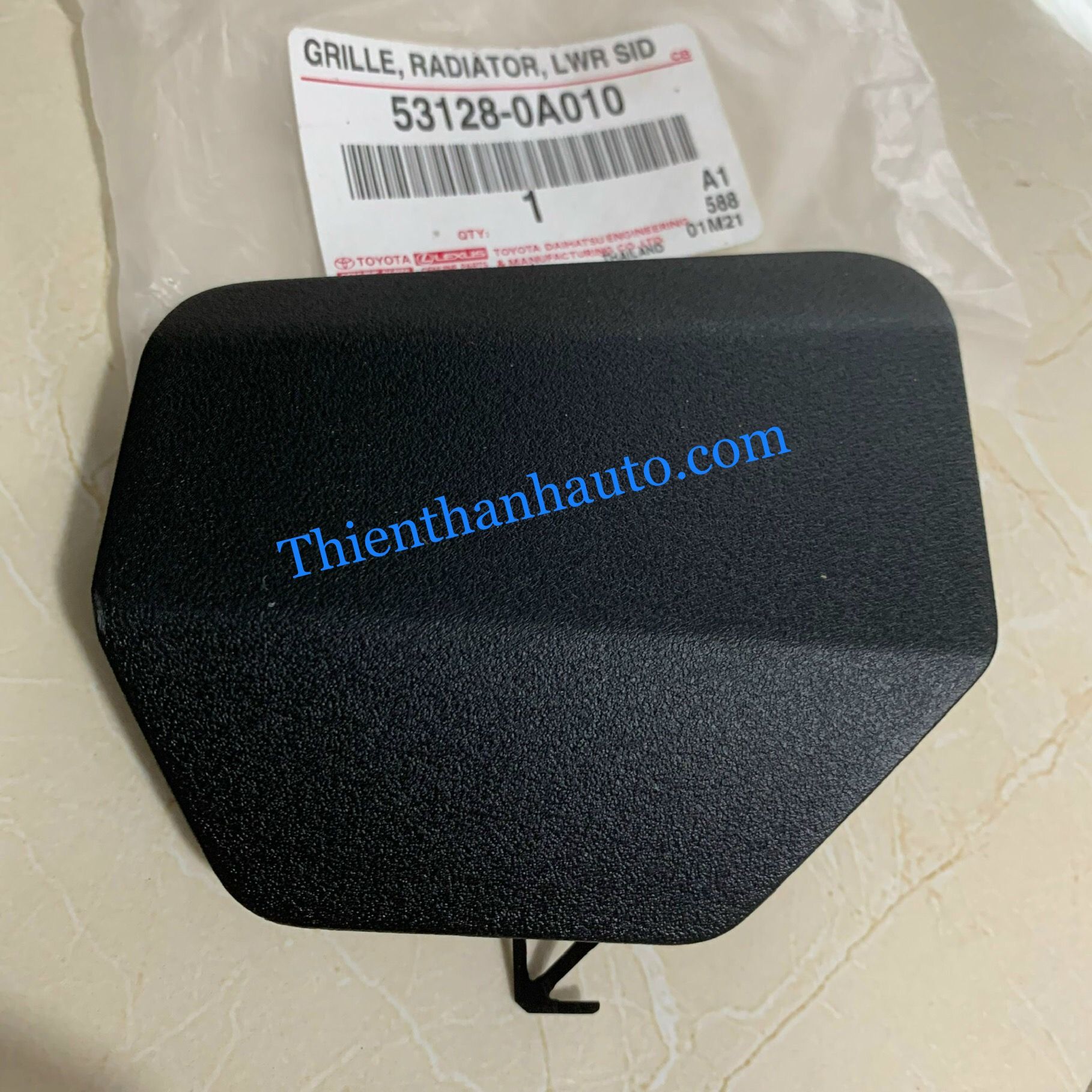 Nắp đậy móc kéo trên ba đờ sốc -cản trước Toyota Cross 2021 chính hãng ...