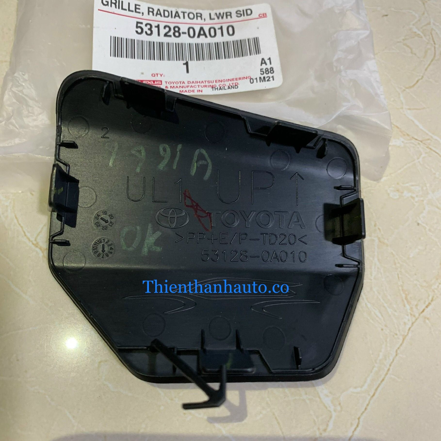 Nắp đậy móc kéo trên ba đờ sốc -cản trước Toyota Cross 2021 chính hãng ...