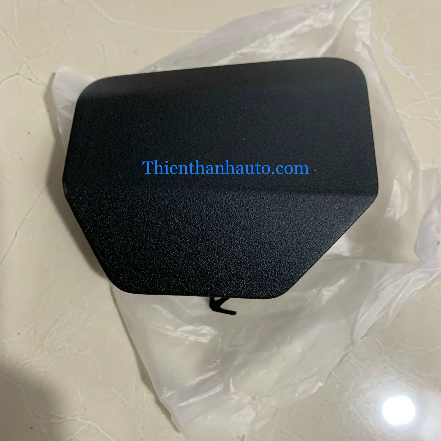 Nắp đậy móc kéo trên ba đờ sốc -cản trước Toyota Cross 2021 chính hãng ...