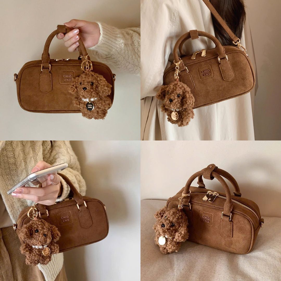 Túi Chio2nd da lộn màu nâu cổ điển kèm charm cún 23cm – Vy Hí Beauty