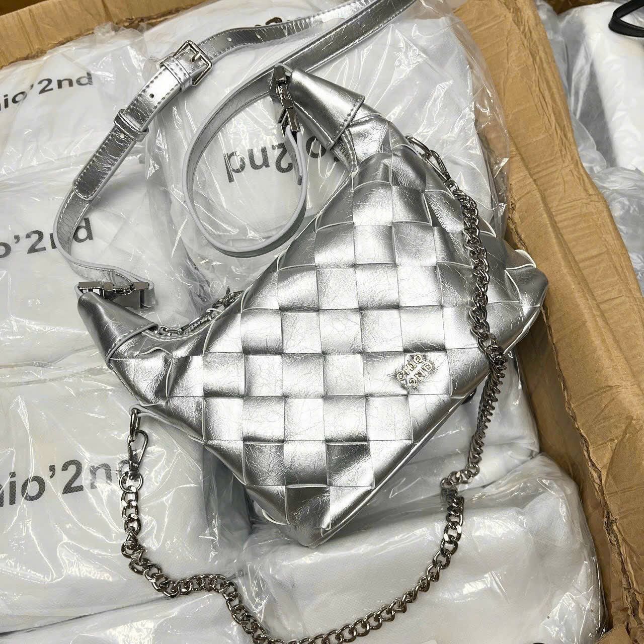 Túi Chio2nd Silver hoạ tiết đang chéo – Vy Hí Beauty