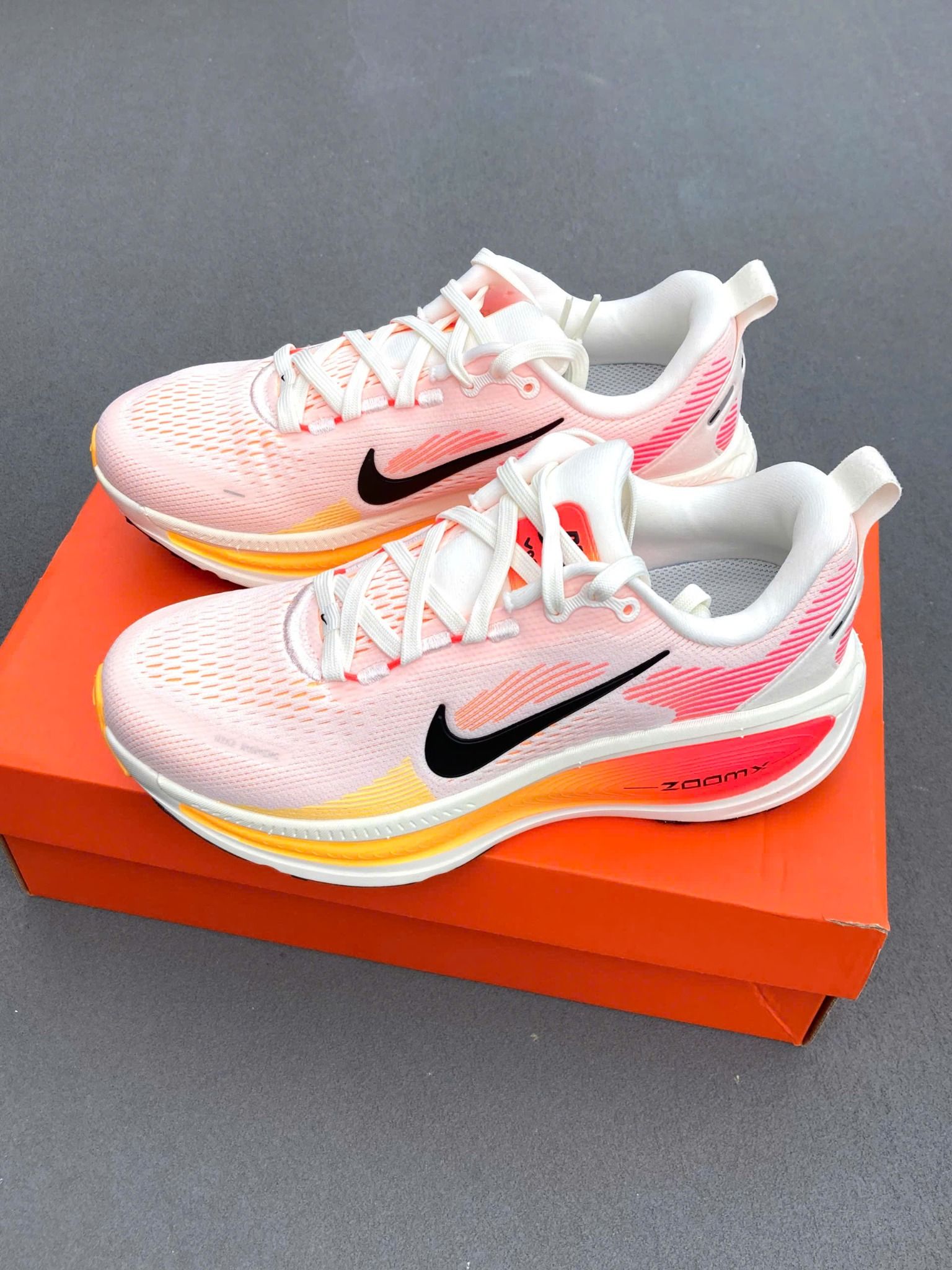 Giày Chạy Bộ Nike Vomero 18 Hồng Cam - HM6804 100 – Runner Chuyên Nghiệp