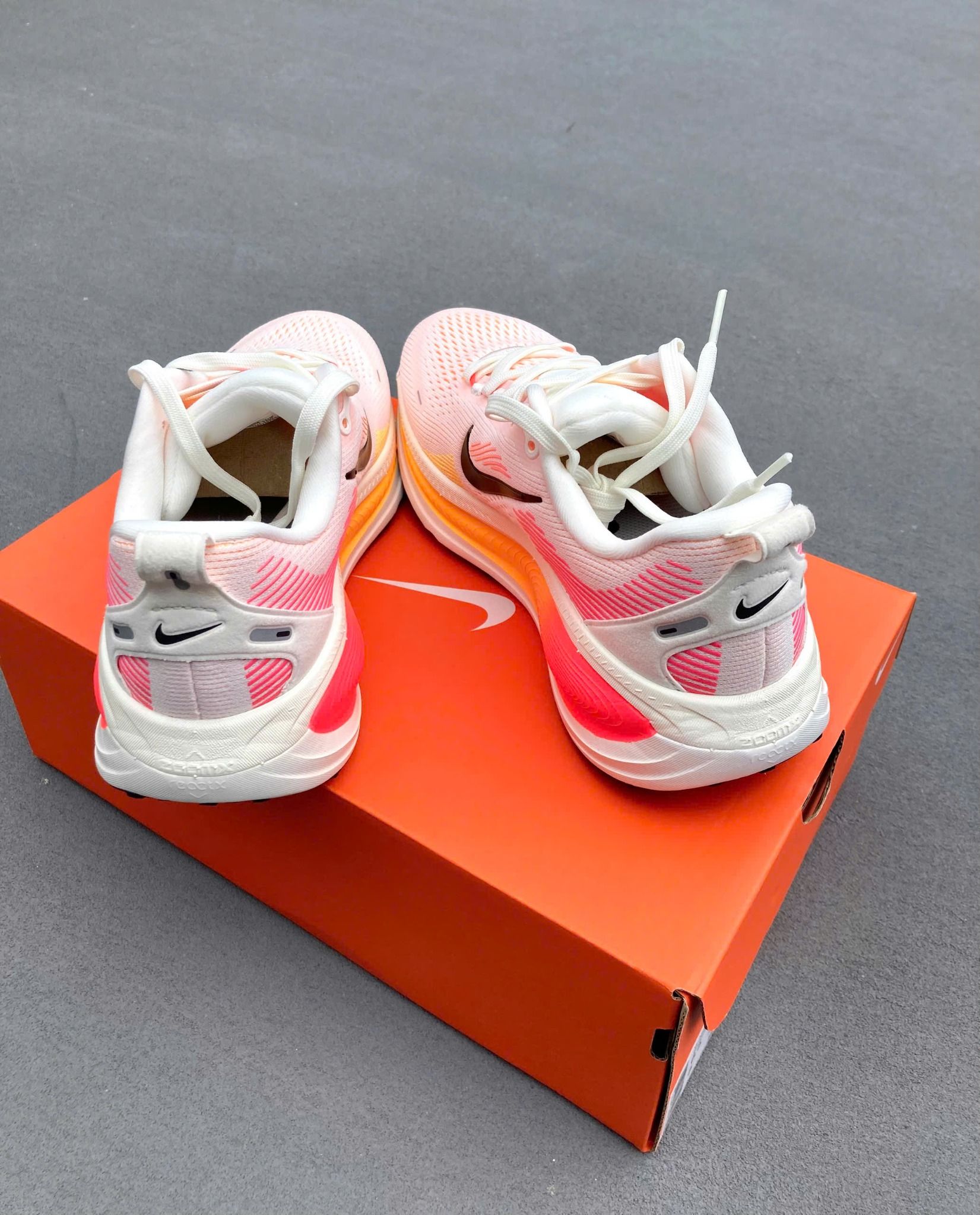 Giày Chạy Bộ Nike Vomero 18 Hồng Cam - HM6804 100 – Runner Chuyên Nghiệp