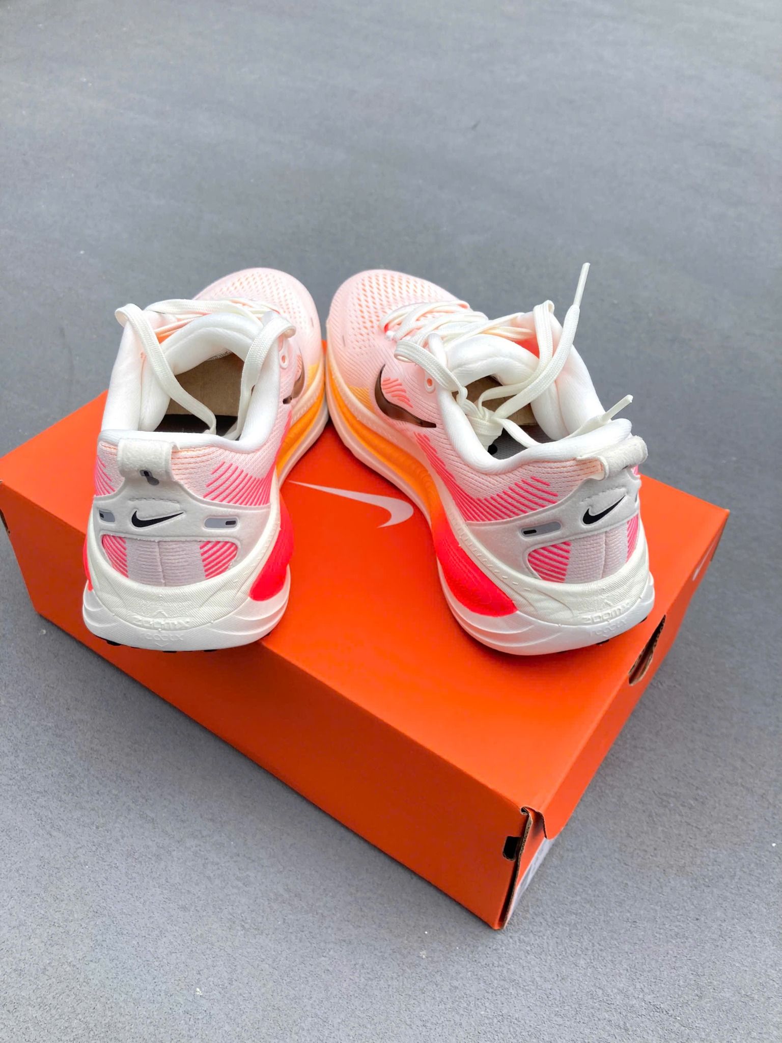 Giày Chạy Bộ Nike Vomero 18 Hồng Cam - HM6804 100 – Runner Chuyên Nghiệp