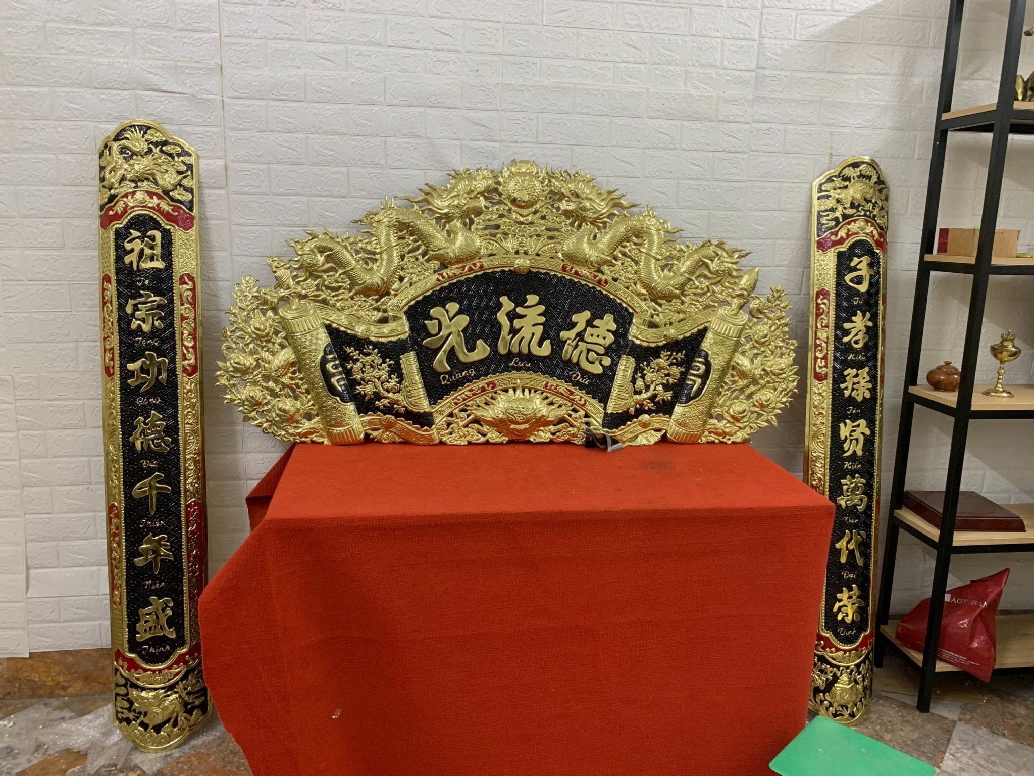 Bộ cuốn thư câu đối kích thước 1m76 đồng vàng dát vàng nền đen – Đồng ...