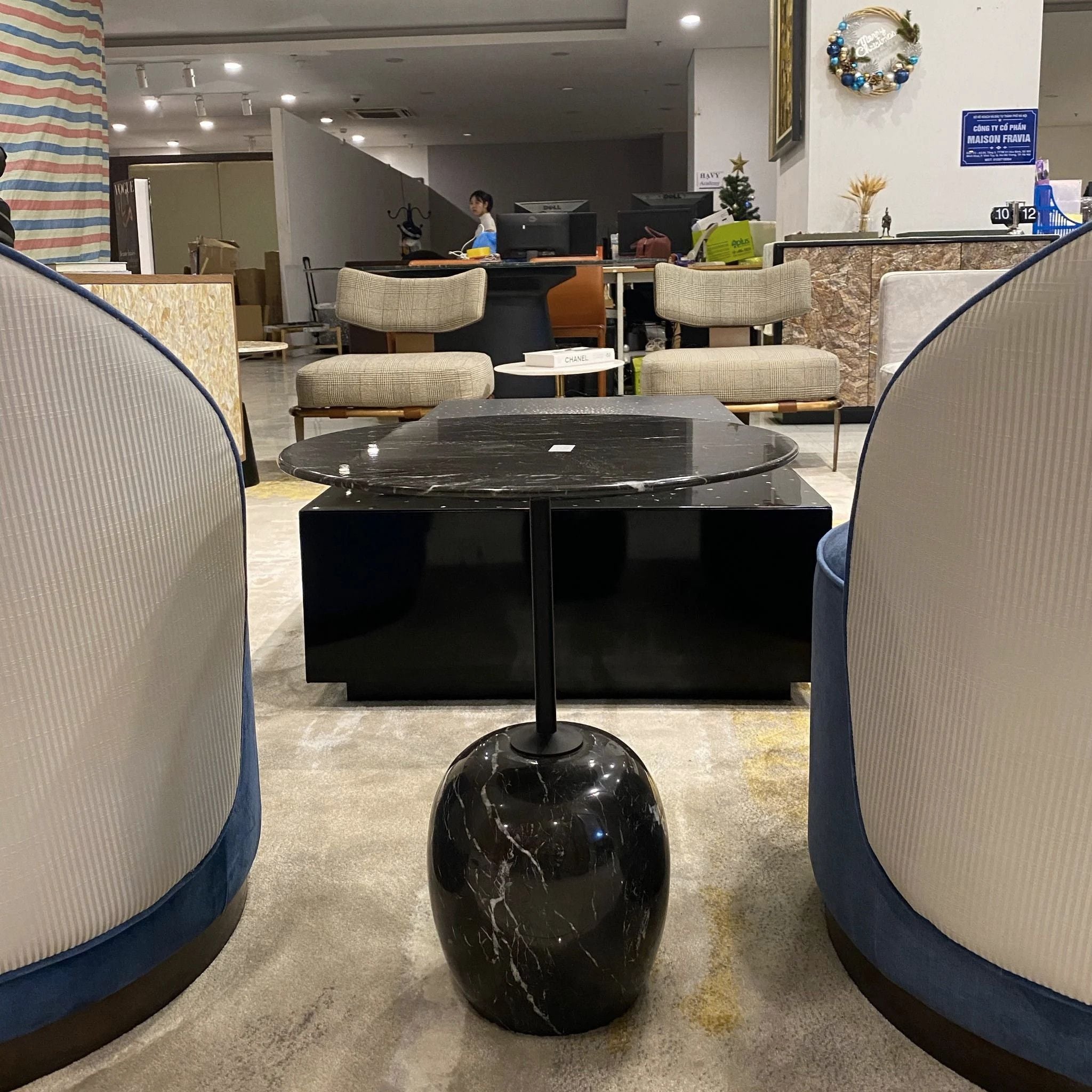 Bàn tab BTK10-4, đế đá đen hình quả trứng, trụ sắt sơn đen tĩnh điện ...