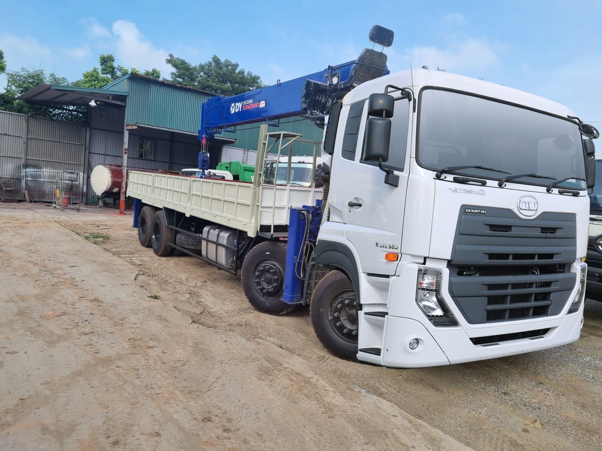 Xe Tải Gắn Cẩu 15 tấn Dongyang SS3506 trên Nền Xe UD Quester 8x4 - Hiệ ...