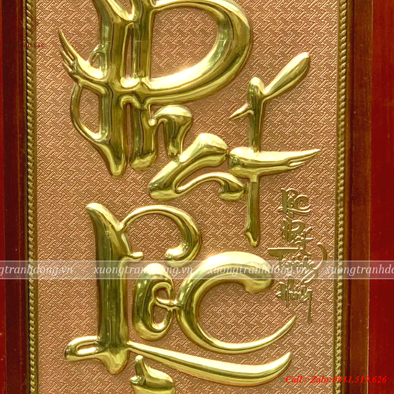 Tranh chữ Phát Lộc 38x54cm đồng vàng nền hồng khung gỗ sồi