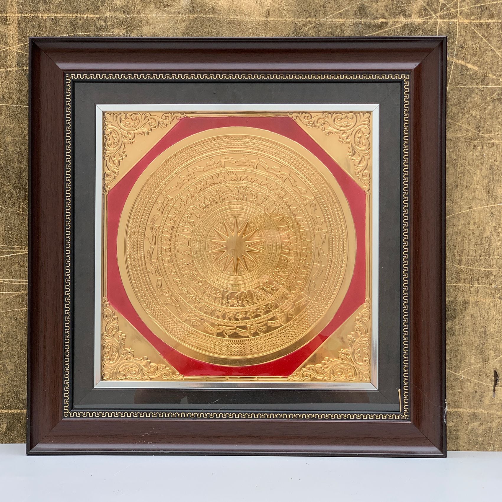 Tranh trống đồng vàng mạ vàng 24K nền đỏ kích thước 42x42cm - Tranh qu
