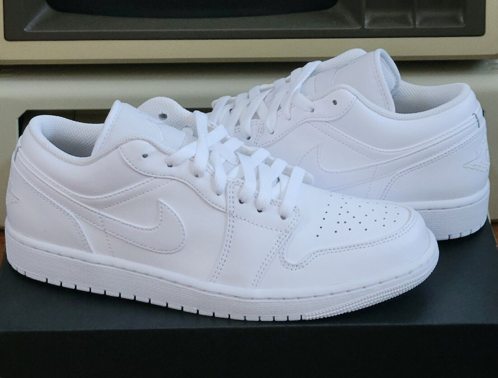 Giày Nike Jordan 1 Low Triple White 553558-136 – Hệ thống phân phối Air ...