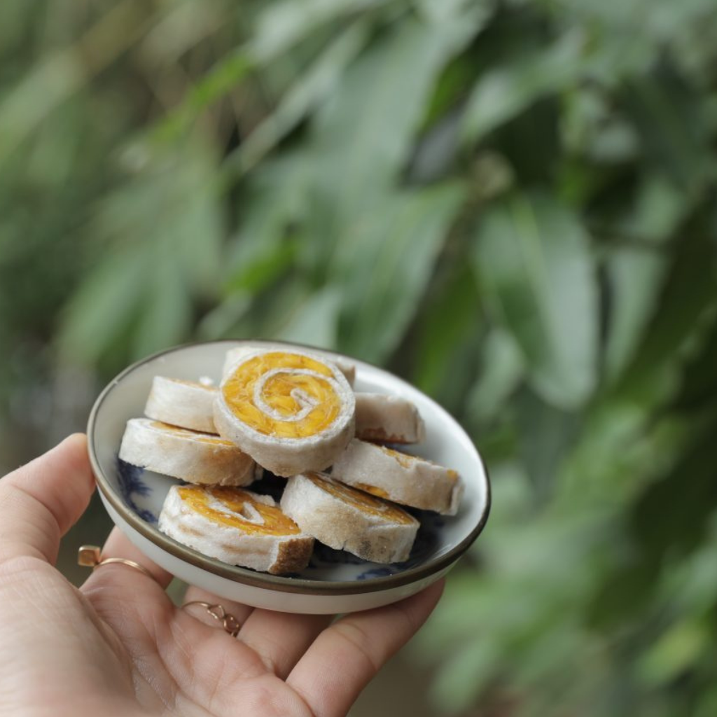 Tư Bông Mango Roll | Vietnamese Snacks | Lokal.vn