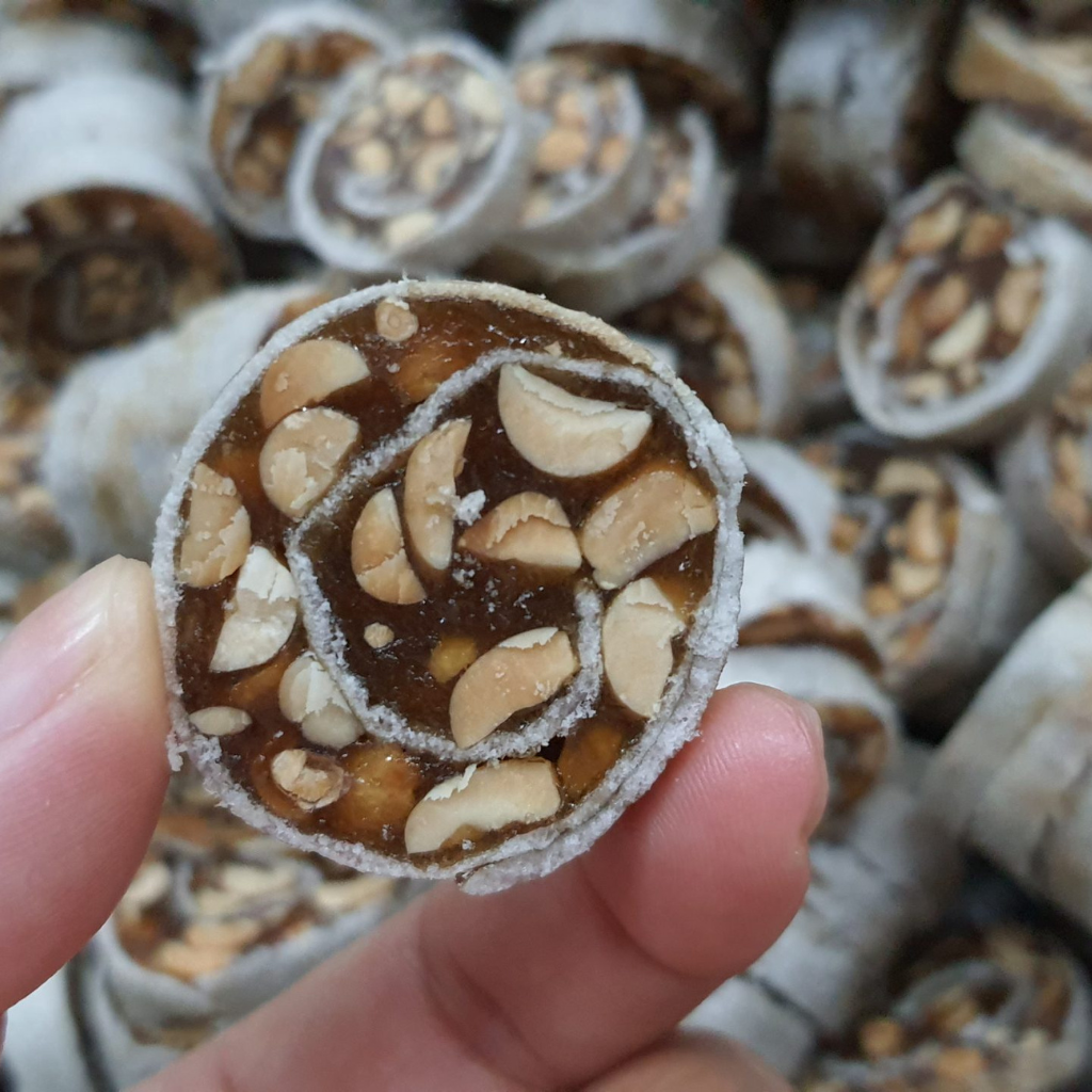 Tư Bông Tamarind Roll | Vietnamese Snacks | Lokal.vn