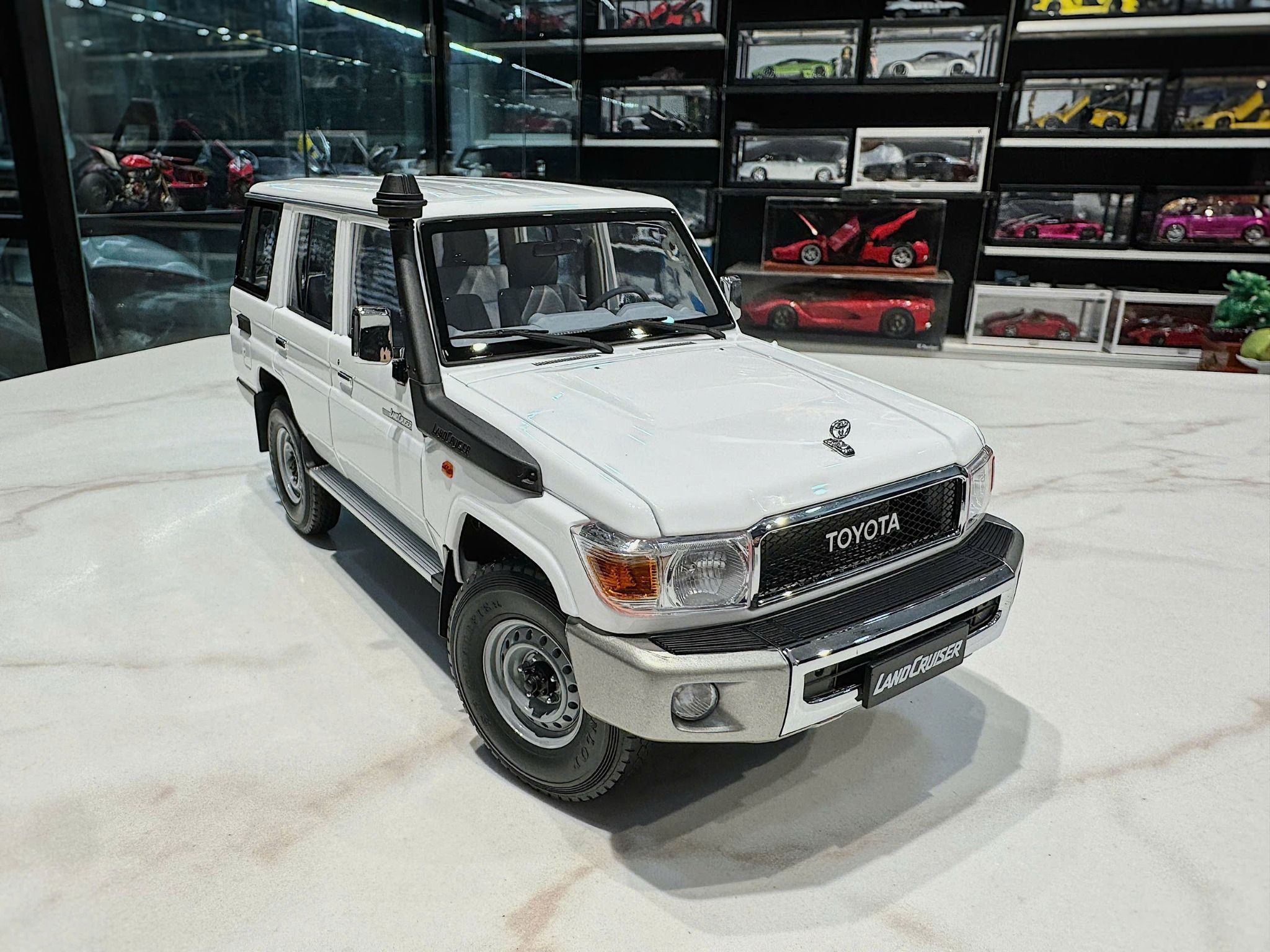 XE MÔ HÌNH TOYOTA LAND CRUISER LC70 SERIE J76 WHITE,TỶ LỆ 1/18 ALMOST – Mô Hình Tĩnh Việt Nam