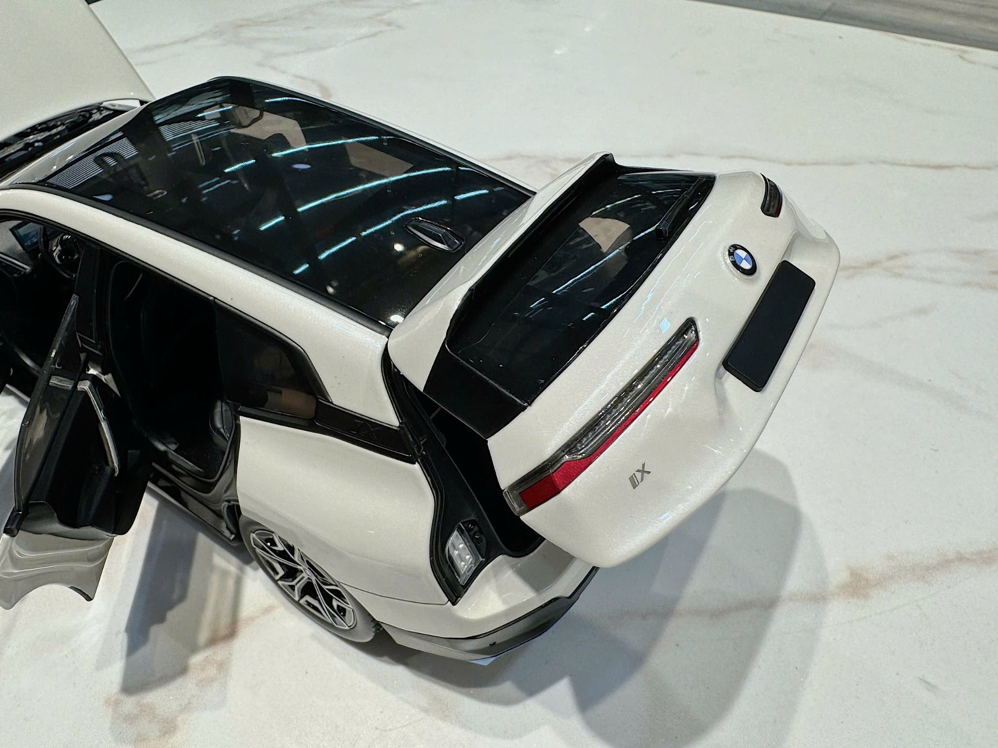 XE MÔ HÌNH BMW IX WHITE,TỶ LỆ 1/18 MINICHAMPS – Mô Hình Tĩnh Việt Nam