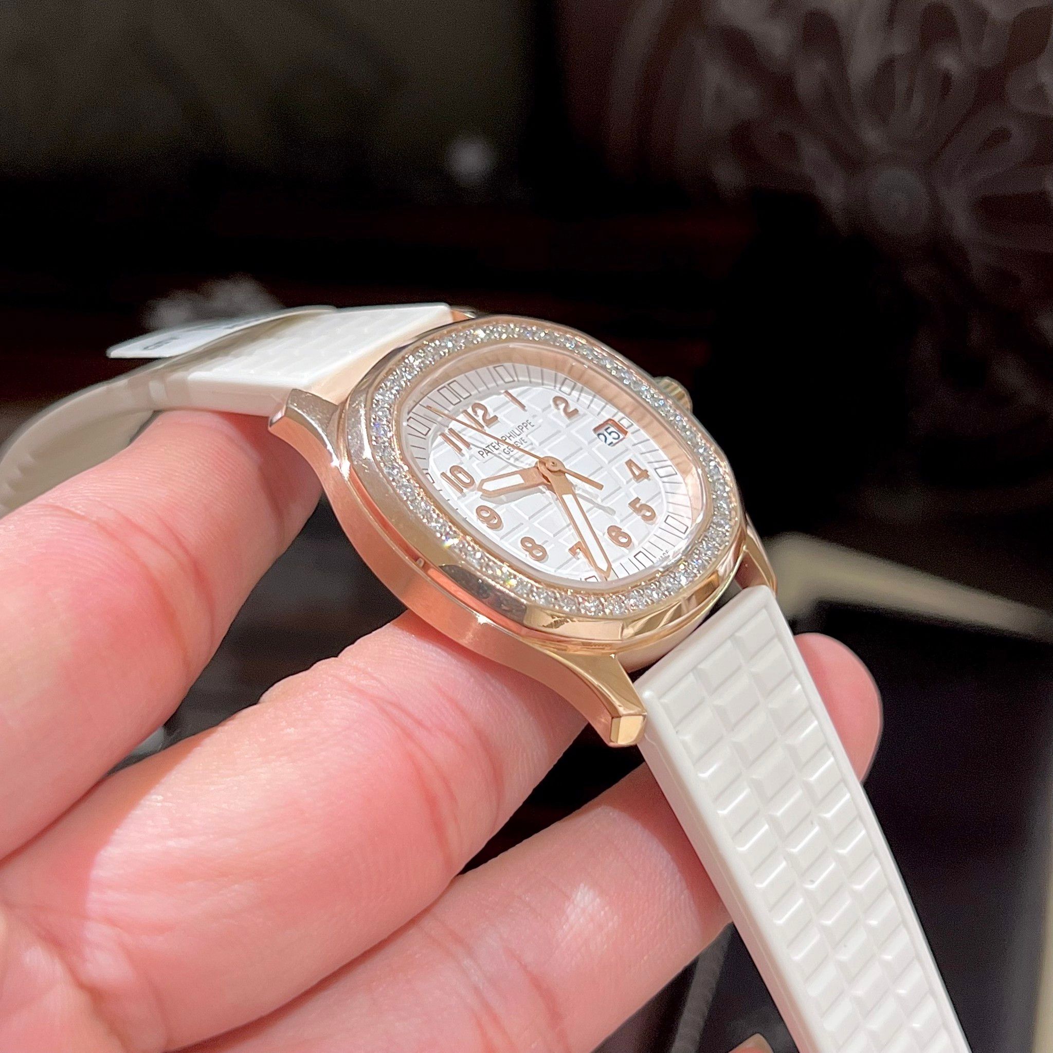 Patek Philippe Aquanaut 5068R-010 Chế Tác Kim Cương Thiên Nhiên – 37 ...