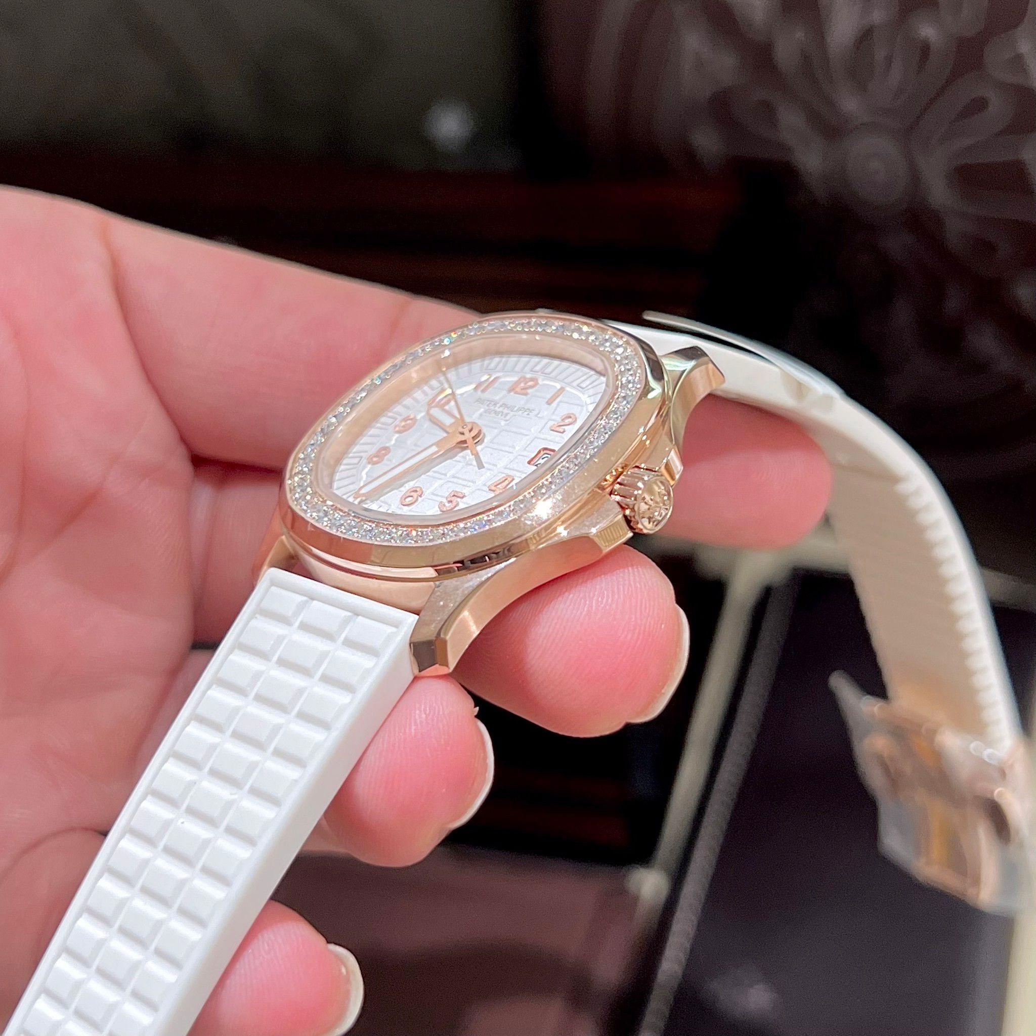 Patek Philippe Aquanaut 5068R-010 Chế Tác Kim Cương Thiên Nhiên – 37 ...