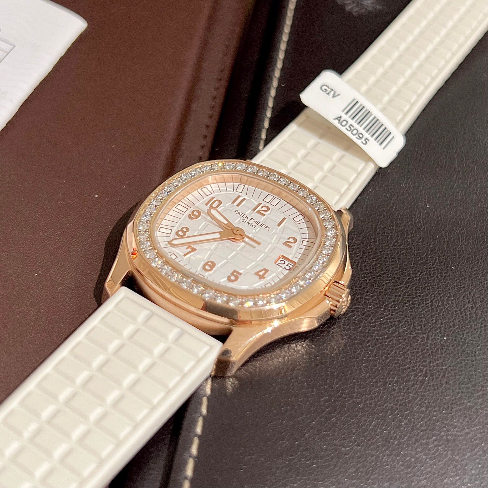 Patek Philippe Aquanaut 5068R-010 Chế Tác Kim Cương Thiên Nhiên – 37 ...