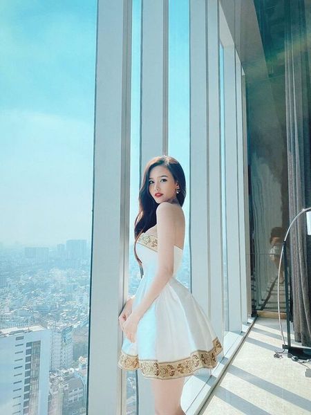 Đầm Trắng Cúp Ngực AMBER DESIGN – Minde