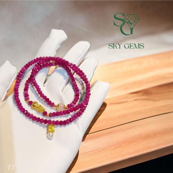 Vòng Tay Ruby Bánh Xe Cắt Giác Mix Tỳ Hưu Charm Vàng – Sky Gems