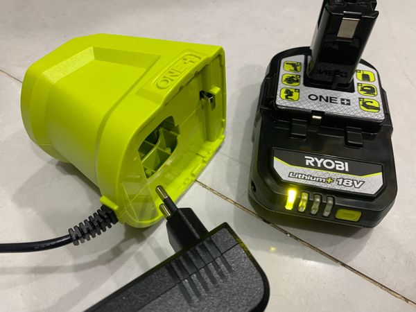 Sạc Tiêu Chuẩn RYOBI 220V RC18115 – Máy Khoan Pin Tùng Power Tool