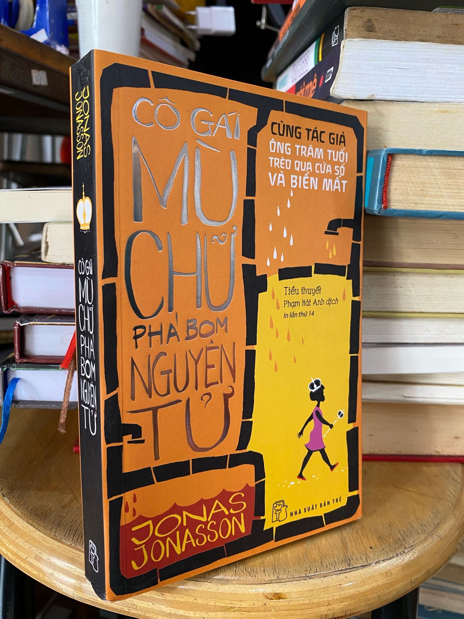 Cô gái mù chữ phá bom nguyên tử - Jonas Jonasson – Momo Bookstore