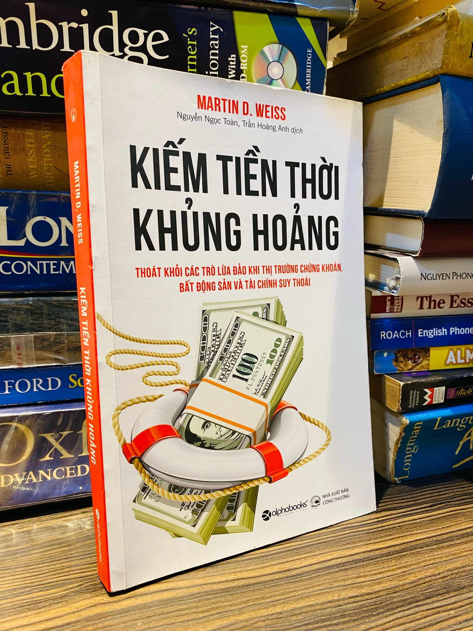 Kiếm tiền thời khủng hoảng - Martin D.Weiss – Momo Bookstore