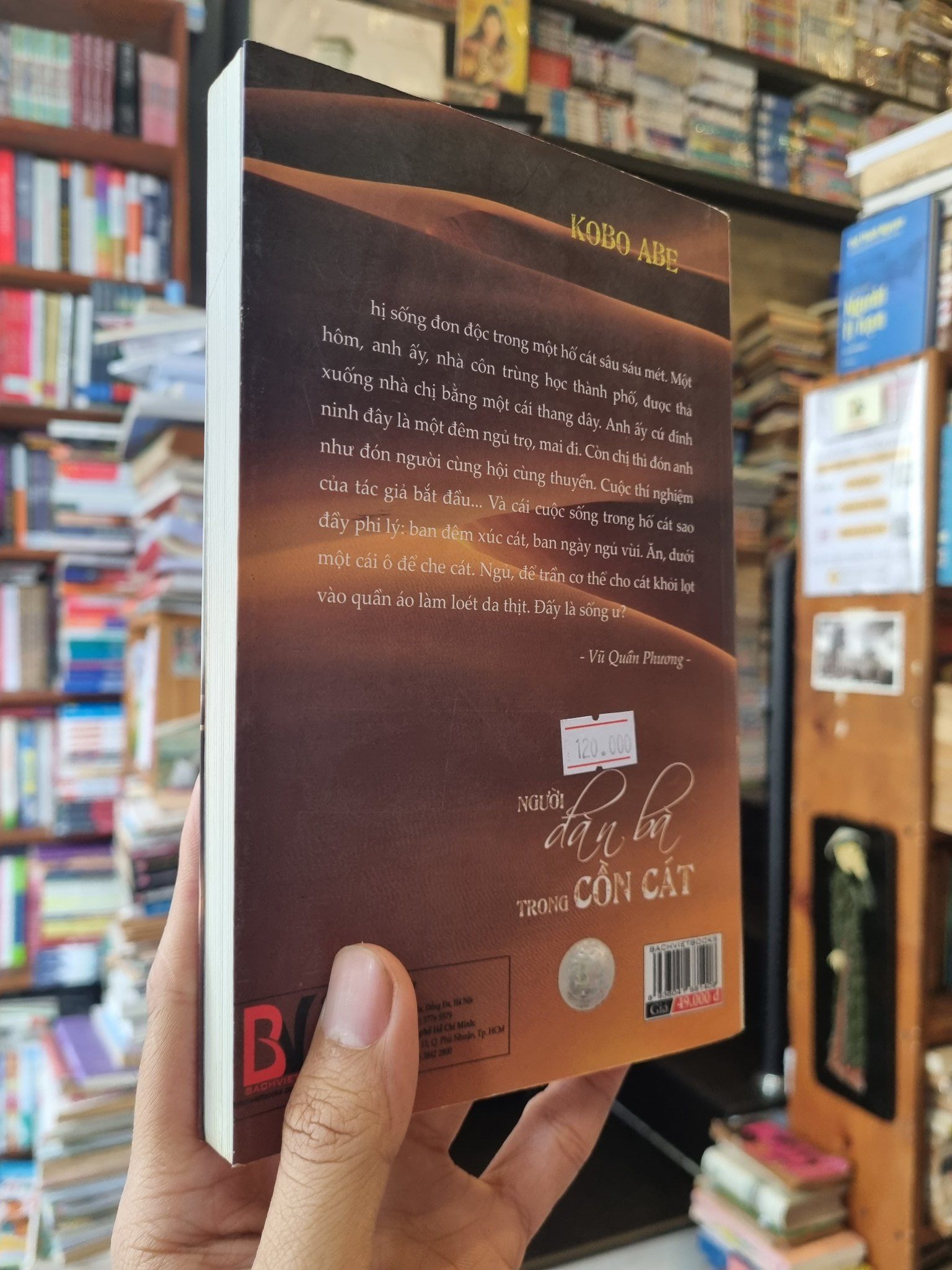 NGƯỜI ĐÀN BÀ TRONG CỒN CÁT - Kobo Abe – Momo Bookstore