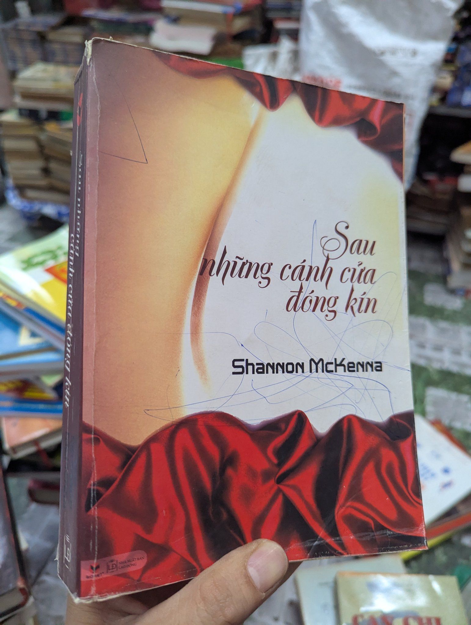 Sau Những Cánh Cửa đóng kín – Momo Bookstore