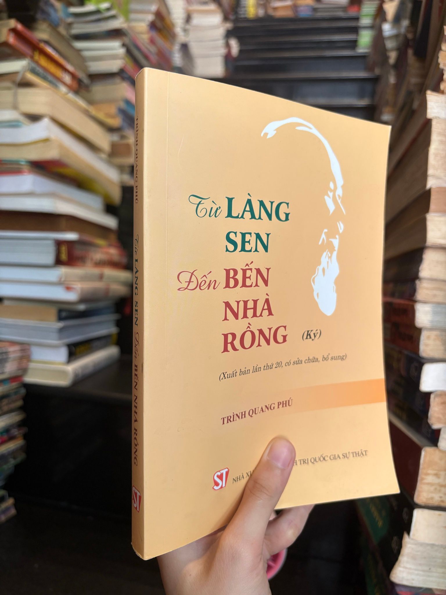 Từ làng Sen đến bến Nhà Rồng - Trình Quang Phú – Momo Bookstore