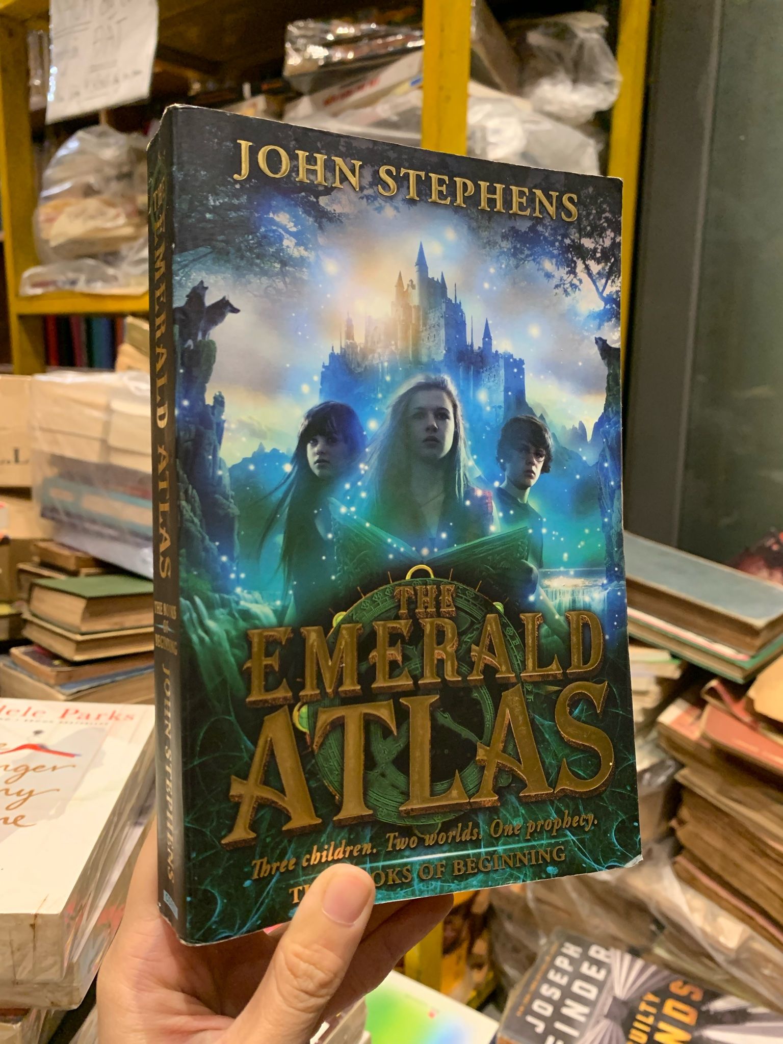 THE EMERRALD ATLAS - John Stephens – Momo Bookstore