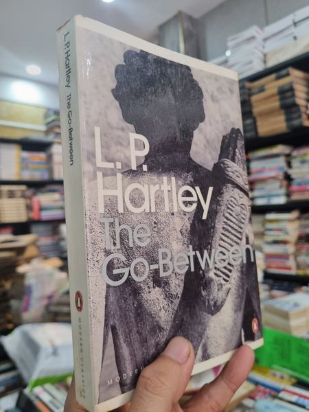 THE GO-BETWEEN - L.P. Hartley (Penguin Modern Classics) – Momo Bookstore