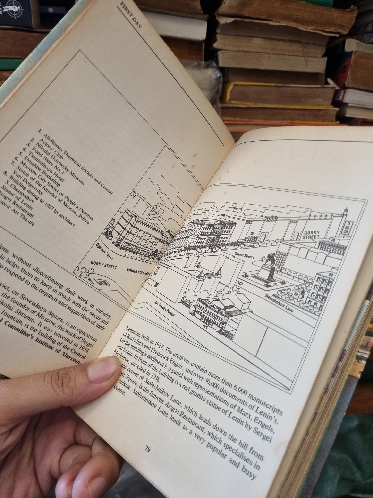 MOSCOW : A Short Guide – Momo Bookstore