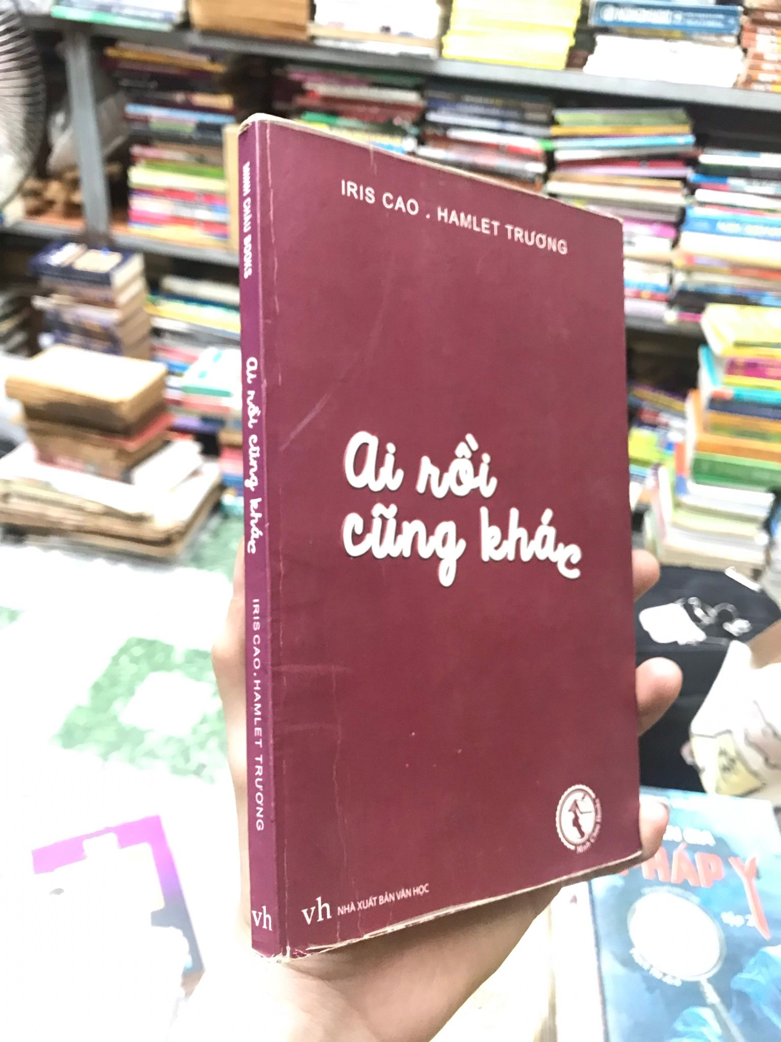 Ai rồi cũng khác - Iris Cao, Hamlet Trương – Momo Bookstore