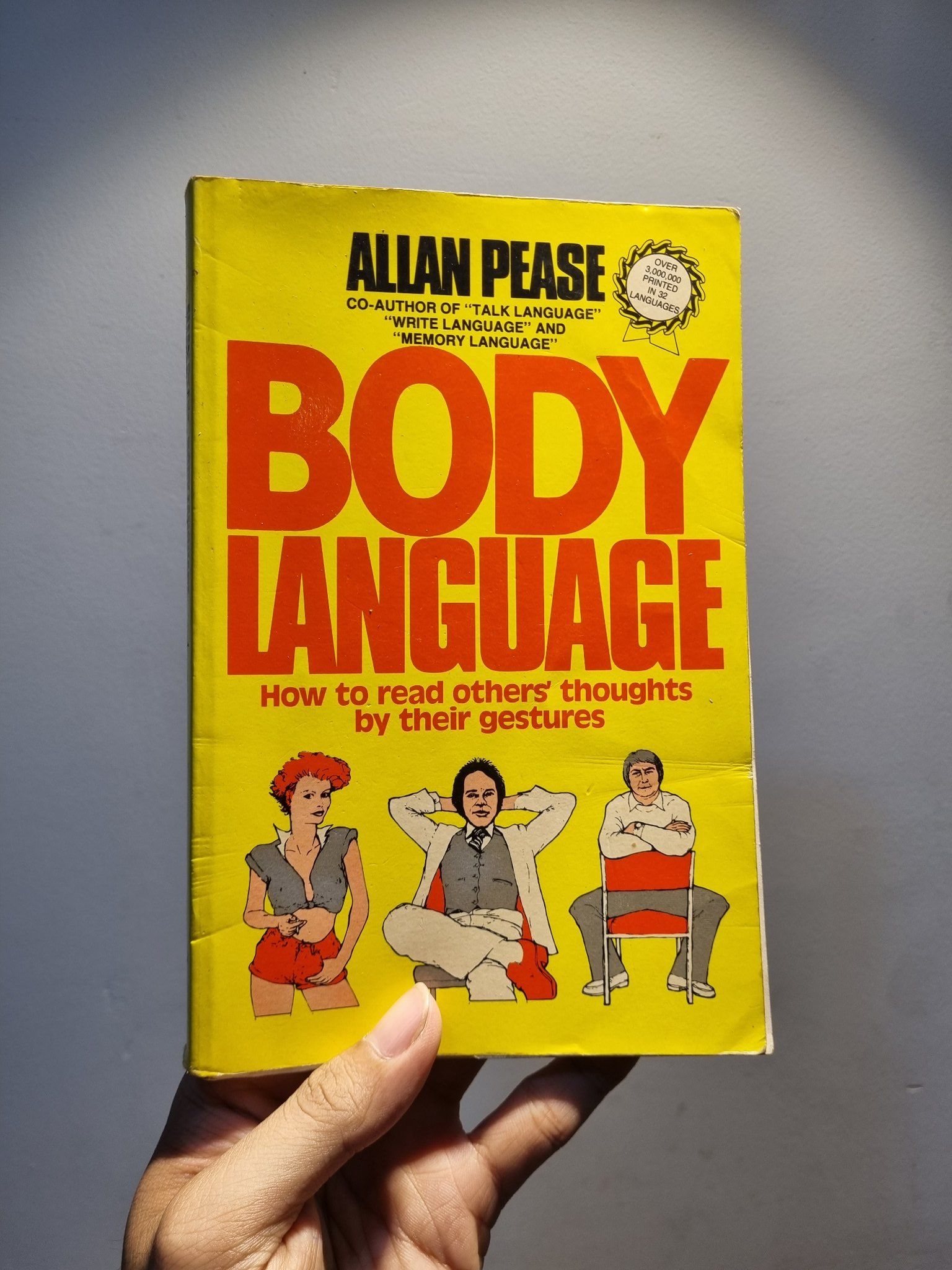 BODY LANGUAGE : How To Read Others' Thoughts By Their Gestures - Allan ...