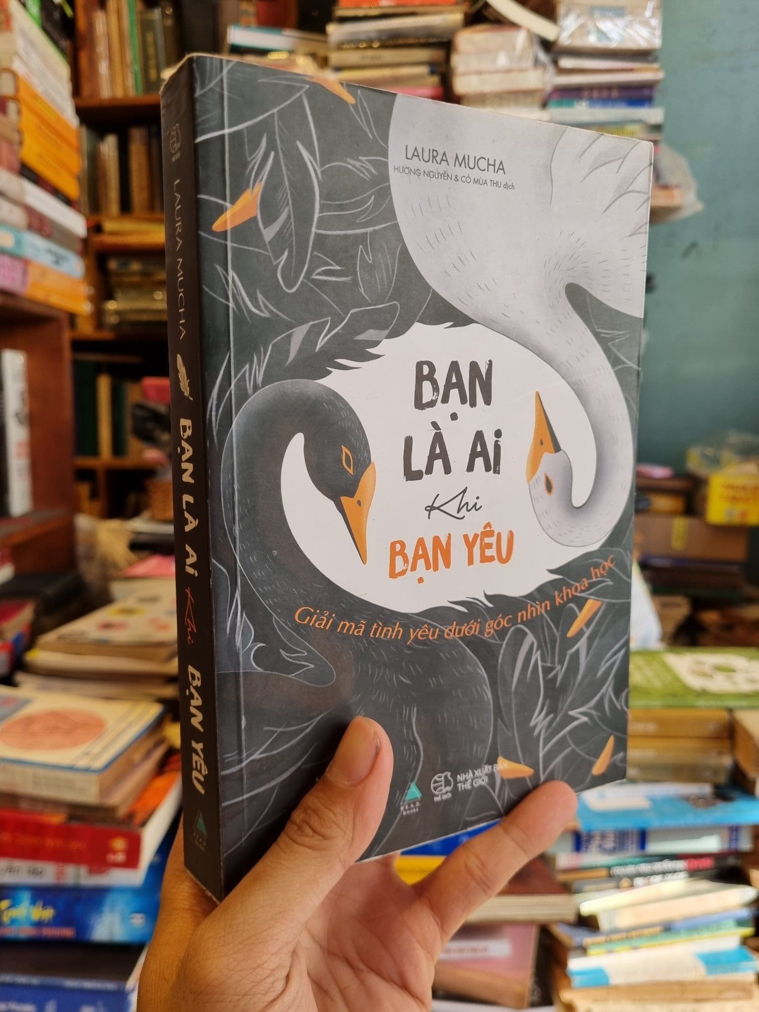 Bạn là ai khi bạn yêu - Laura Mucha – Momo Bookstore