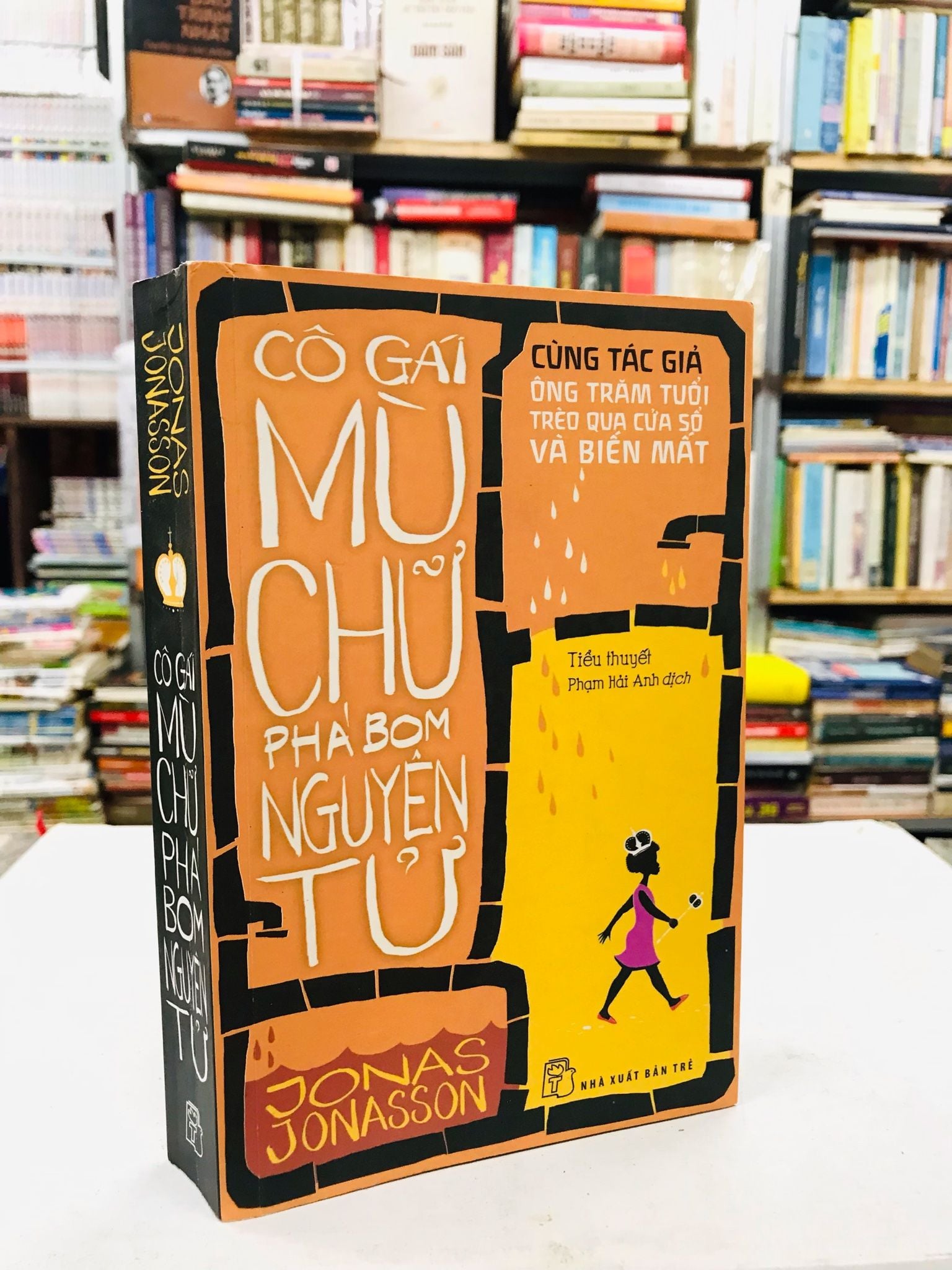 Cô gái mù chữ phá bom nguyên tử - Jonas Jonasson – Momo Bookstore