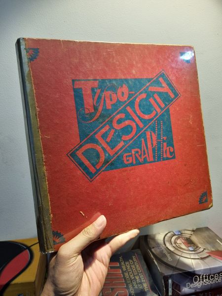 TYPO DESIGN GRAPHIC – Momo Bookstore