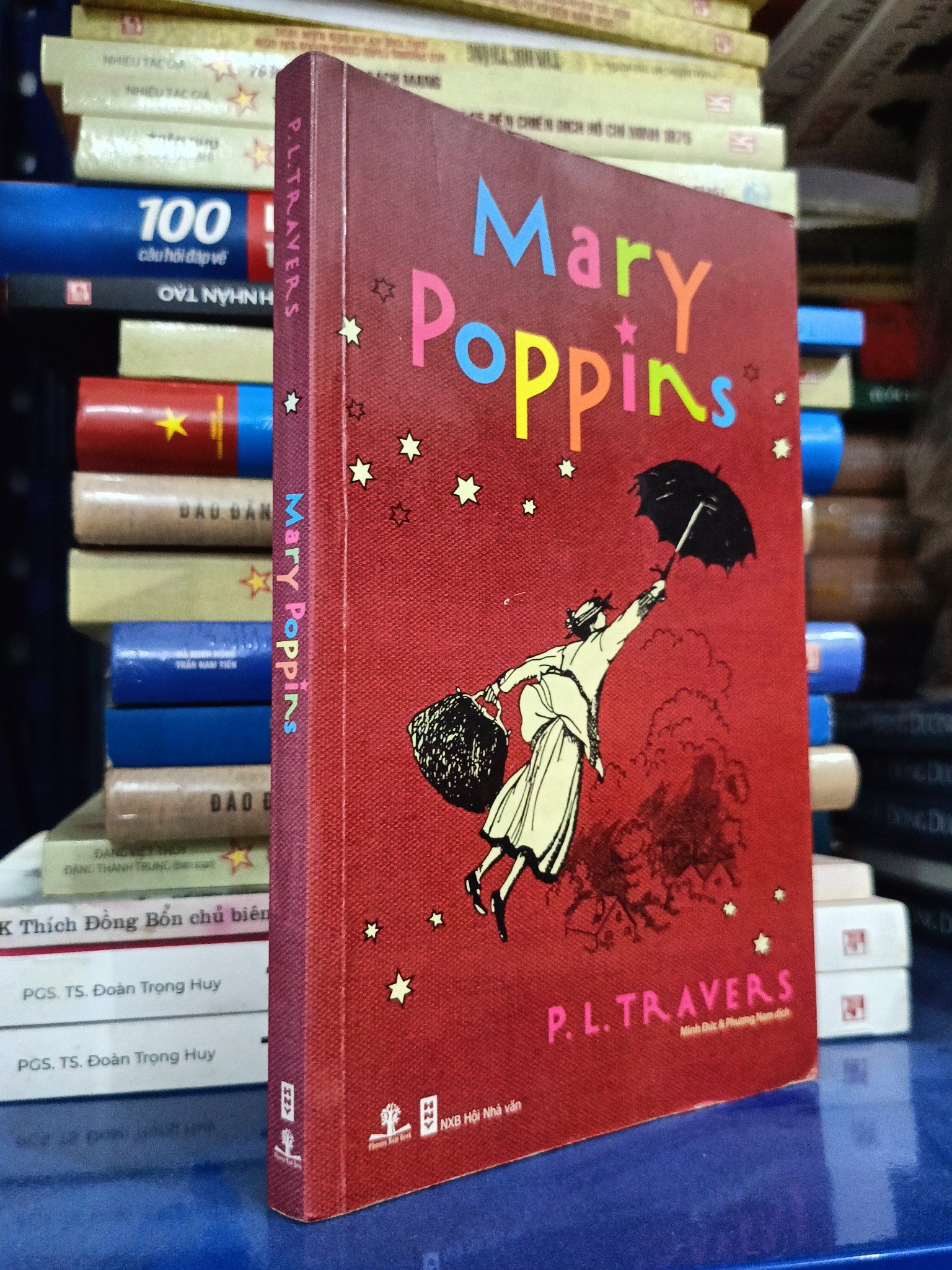 MARY POPPINS OPENS THE DOOR - P. L. Travers – Momo Bookstore