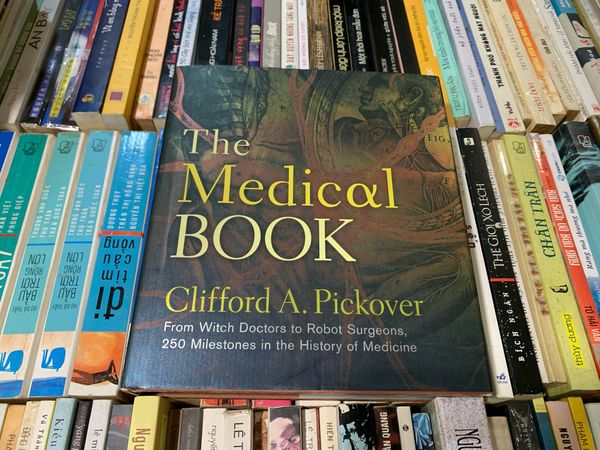 THE MEDICAL BOOK -Clifford A. Pickover – Momo Bookstore