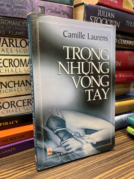 Trong những vòng tay - Camille Laurens – Momo Bookstore