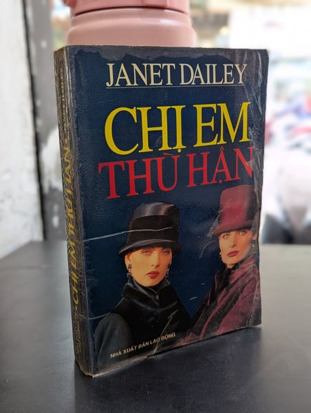 Chị em thù hận - Janet Dailey – Momo Bookstore