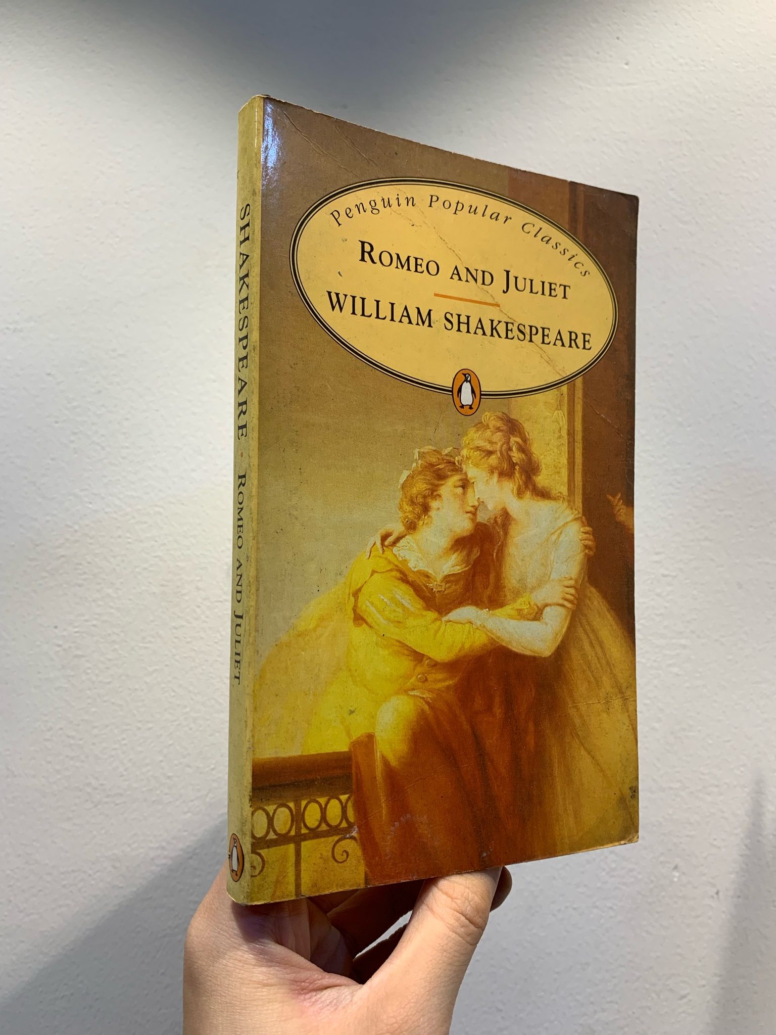 ROMEO AND JULIET - William Shakespeare – Momo Bookstore