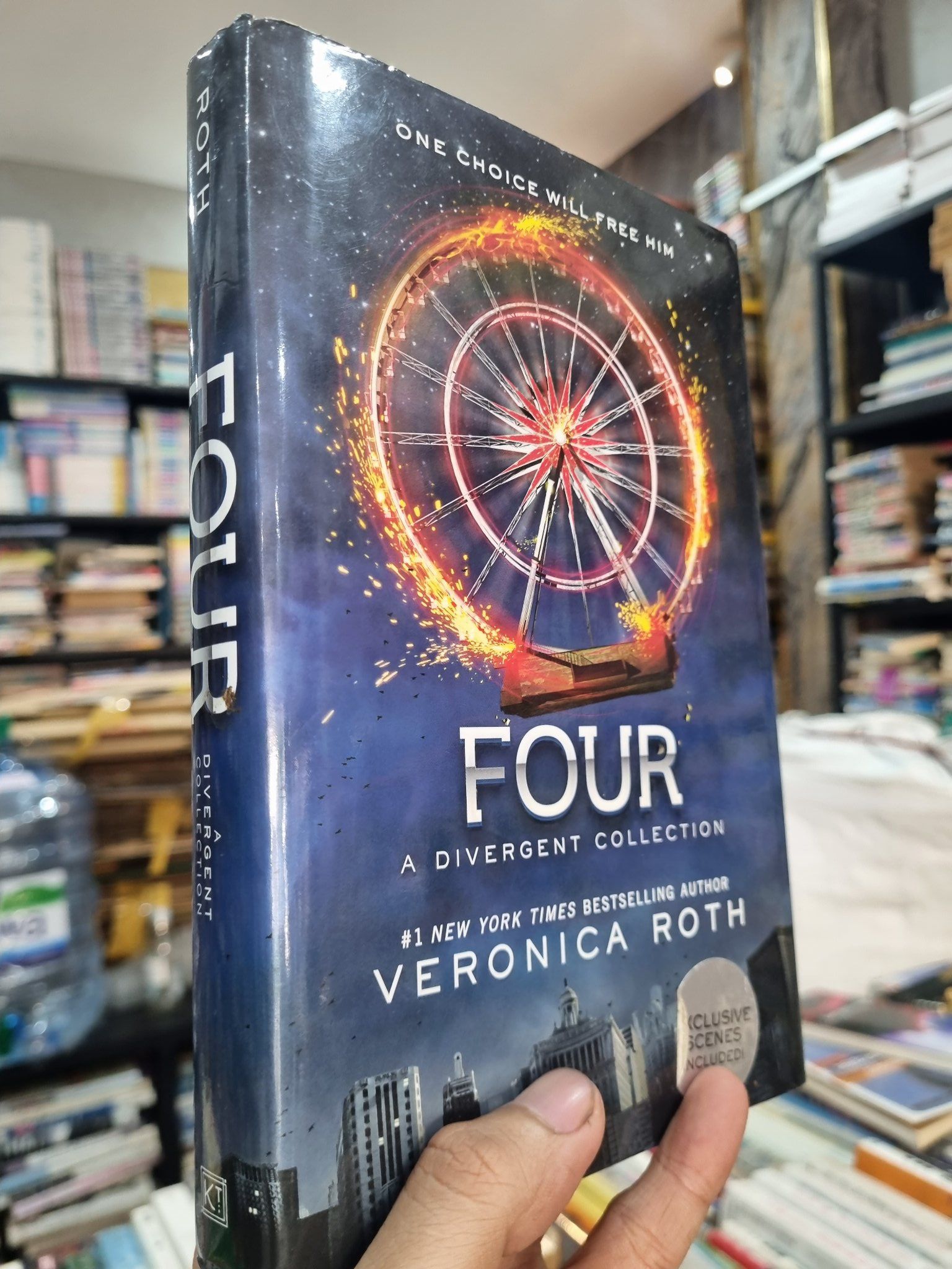 FOUR : A DIVERGENT COLLECTION - Veronica Roth – Momo Bookstore